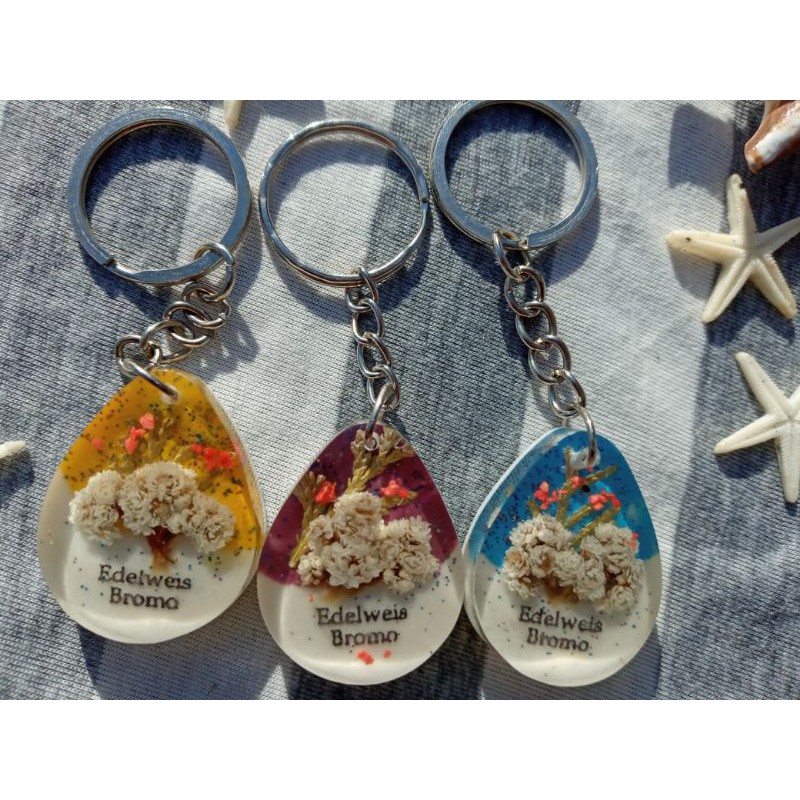 Jual Gantungan Kunci Souvenir Bromo Asli Bentuk Tetesan Air isi bunga ...