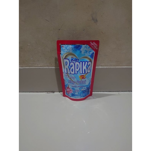 Jual Rapika Biang Siap Pakai Pelicin & Pewangi Pakaian Cool Blue 250 ml ...