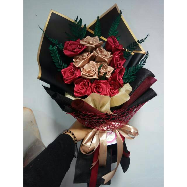 Jual Hand bouquet/ bunga wisuda/ bunga satin/ bunga lamaran/ bunga ...