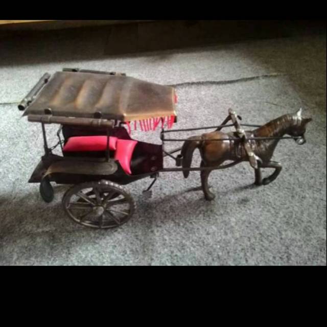 Jual MINIATUR ANDONG KERETA KUDA BAHAN BESI - PAJANGAN - SOUVENIR JOGJA | Shopee Indonesia