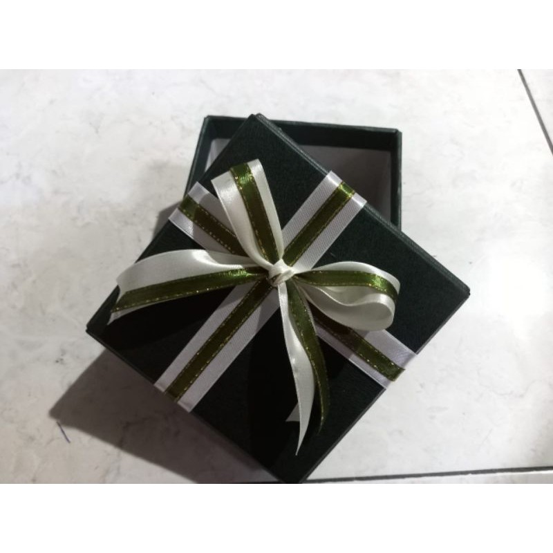Jual Kotak kado/box kado/warna hijau Emerald/ 10x10x3 cm | Shopee Indonesia