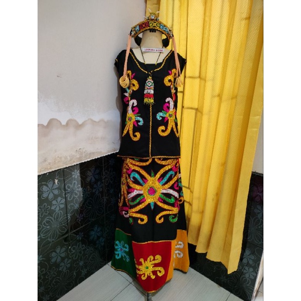 Jual satu set kostum dayak dan aksesoris nya mahkota, kalung manik ...