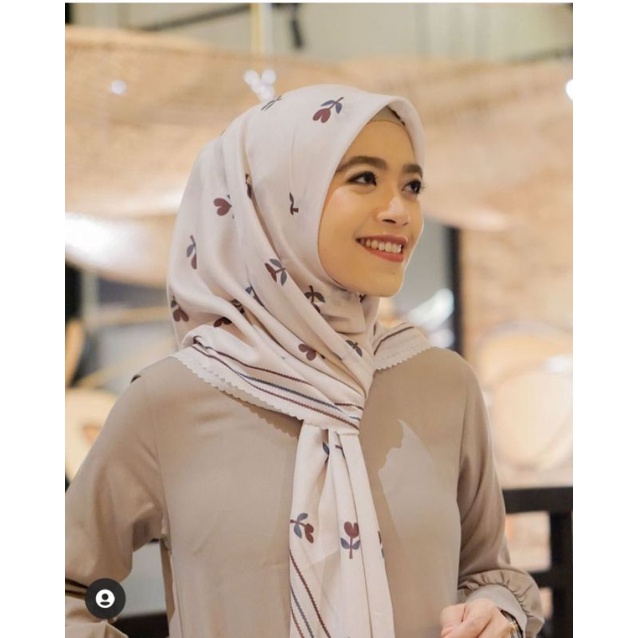 Jual Ceria Scarf Kuncup Putih by Vanilla Hijab ( preloved ) | Shopee ...