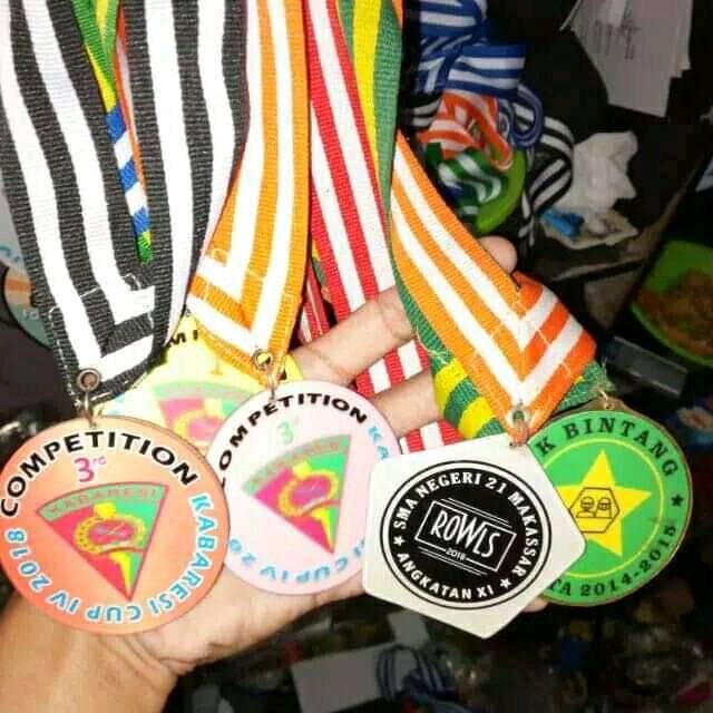 Jual medali kelulusan menerima pesanan berbagai macam medali ...