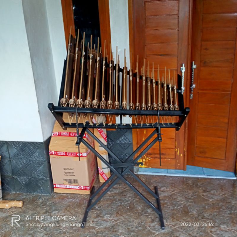 Jual Angklung pengamen 18 nada 2 tabung bambu hitam + (stand besi) nada ...