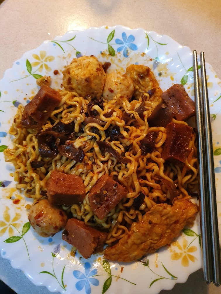 Mee Pok (Kering) / Mie Kwetiau & Chili Oil (Singapore Fish Noodle ...