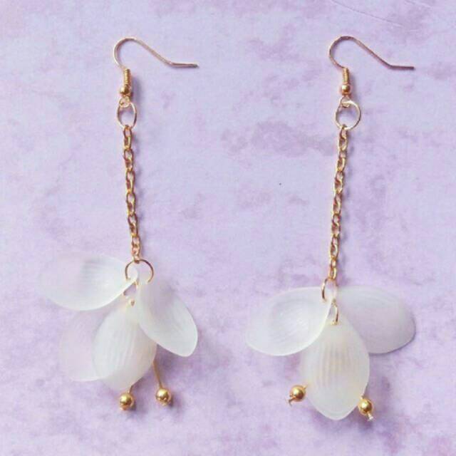 Jual Tara white ( anting bunga akrilik ) | Shopee Indonesia