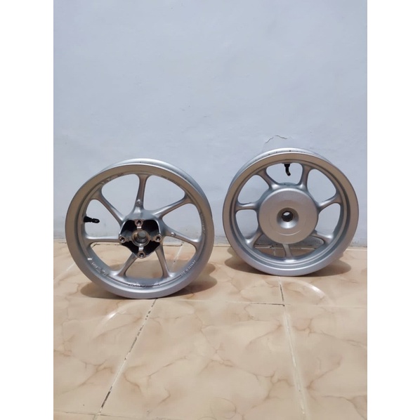 Jual velg ori original honda scoopy silver ring r 12 r12 Indonesia ...