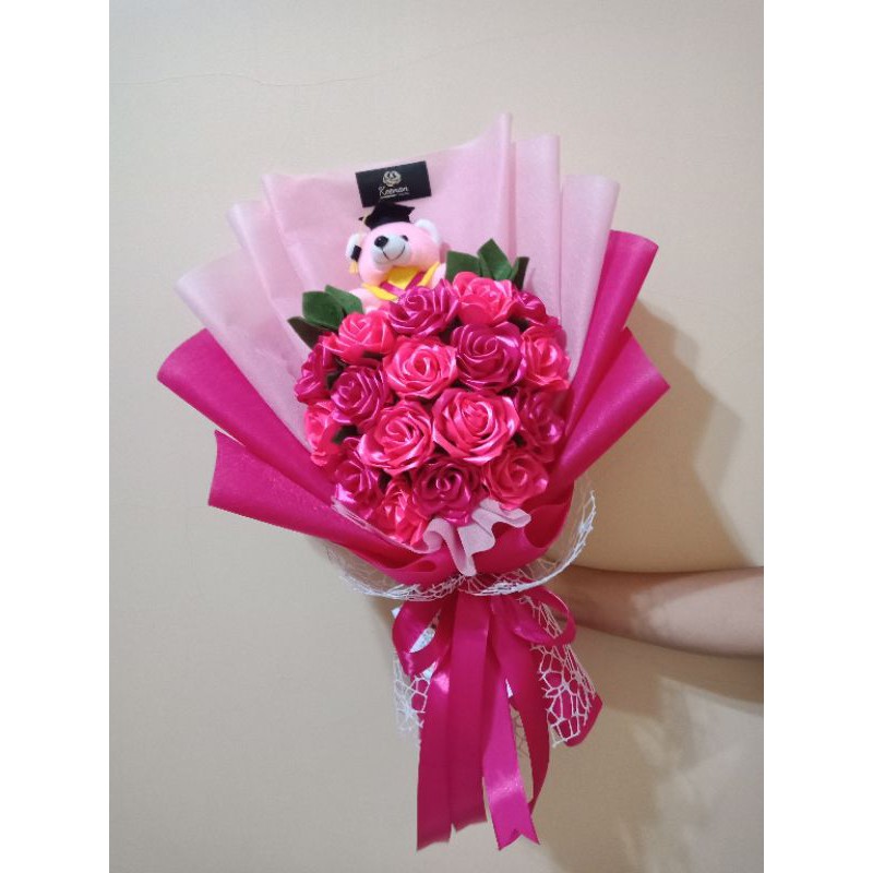 Jual BUKET MAWAR SATIN WISUDA KADO LAMARAN NIKAH | Shopee Indonesia