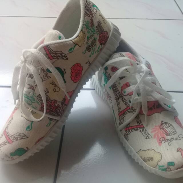 Jual Sepatu Motif Lokal | Shopee Indonesia