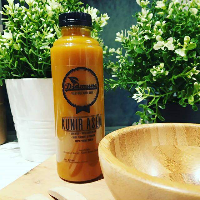 DJAMUNE - Jamu Tradisional Kunyit Asem / Kunir Asem 100% Fresh - 250 ml ...