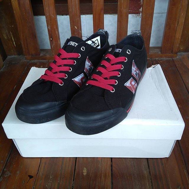 Jual Macbeth Eliot black wallpaper- Macbeth Eliot wallpaper- sepatu ...