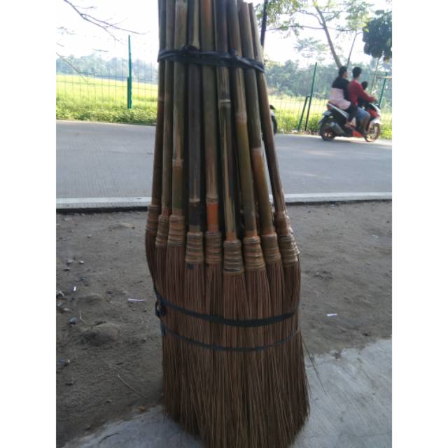 Jual Sapu jalan/sapu lidi taman/sapu lidi murah/sapu gagang/sapu jalan ...