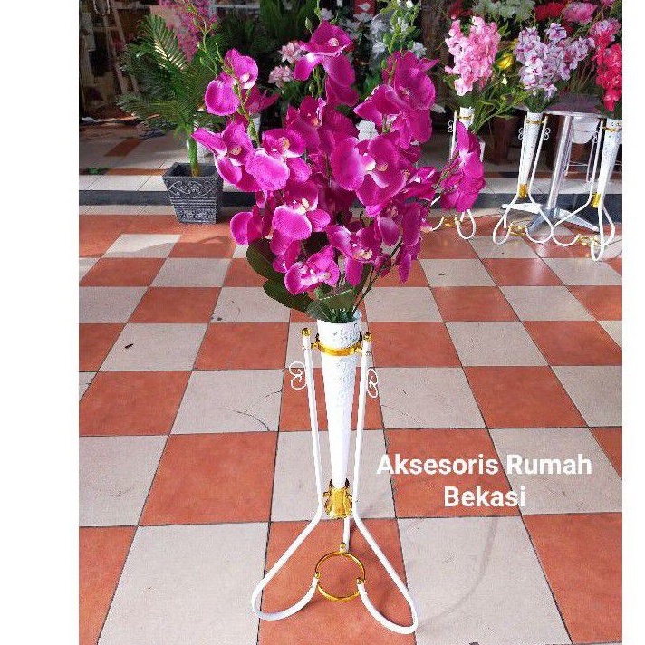 Jual Rangkaian bunga anggrek artificial dengan vas corong pot standing ...