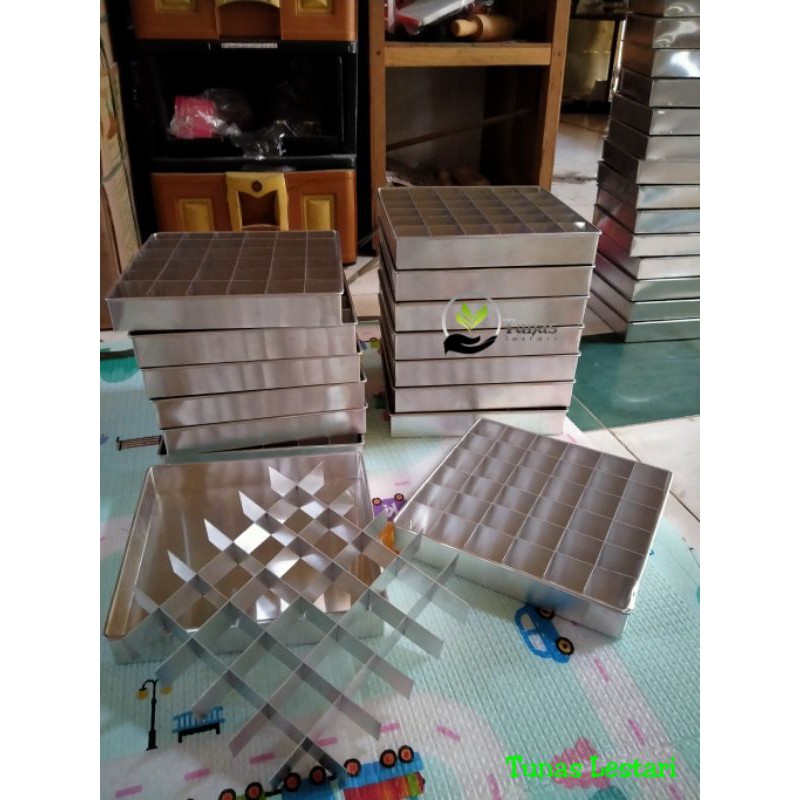 Jual Loyang Sekat ukuran 24x24x4 cm isi 36 sekat | Shopee Indonesia