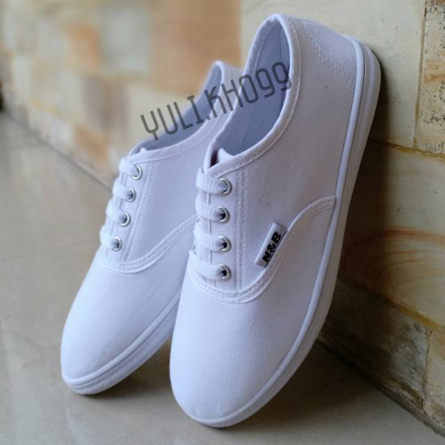 Jual 63 Sepatu import / sepatu putih polos / sepatu N&B kanvas putih ...