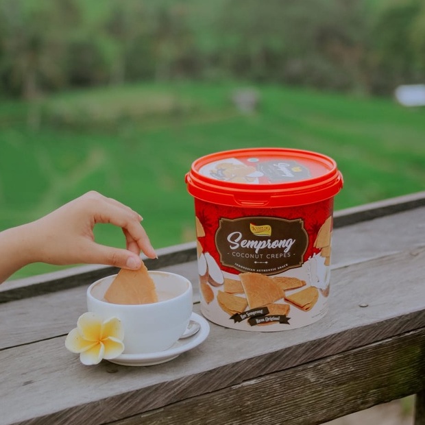 Jual SEMPRONG COCONUT CREPES 330G | Shopee Indonesia