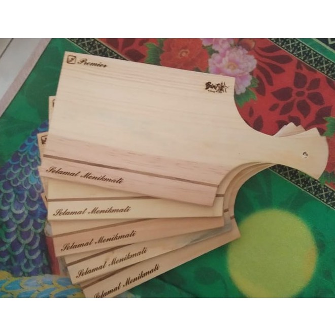 Jual Rekeyne Tatakan Roti/Talenan Kayu Pinus dengan Sisipan Kayu Jati ...