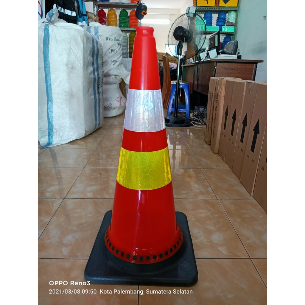 Jual KERUCUT PEMBATAS JALAN 75CM / SAFETY TRAFFIC CONE TAPAK KERAS / BASE HITAM Kerucut Jalan ...