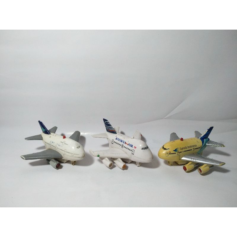 Jual Mainan Pesawat Garuda Indonesia Airlines Batavia Air Langka Pull ...