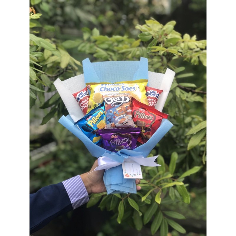 Buket snack biru (WAJIB TAMBAHKAN KARDUS) / buket wisuda / buket ulang ...