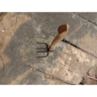 Jual Cangkrang garukan sampah besar besi 13 gagang kayu biasa Indonesia ...