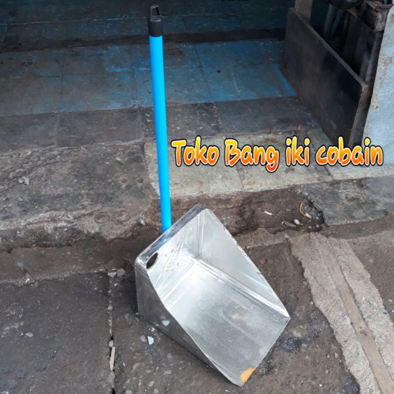 Jual Pengki Tempat Sampah Bahan Kaleng Seng gagang kayu Indonesia ...