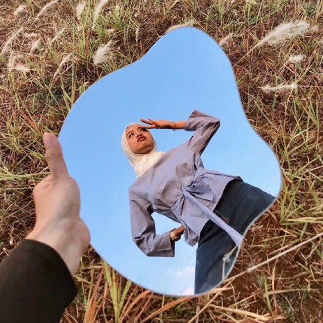 Jual kaca cermin aesthetic 30 cm dan stand kayu estetik Indonesia ...