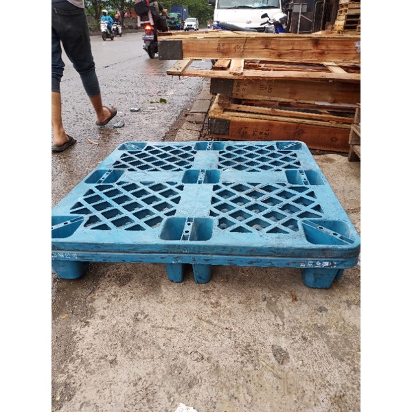 Jual PALET PLASTIK BEKAS / PALET MANGKOK/TATAKAN BARANG 105X105X12CM Indonesia|Shopee Indonesia