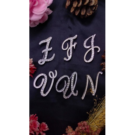 Jual Bros inisal nama / bros huruf inisial silver | Shopee Indonesia