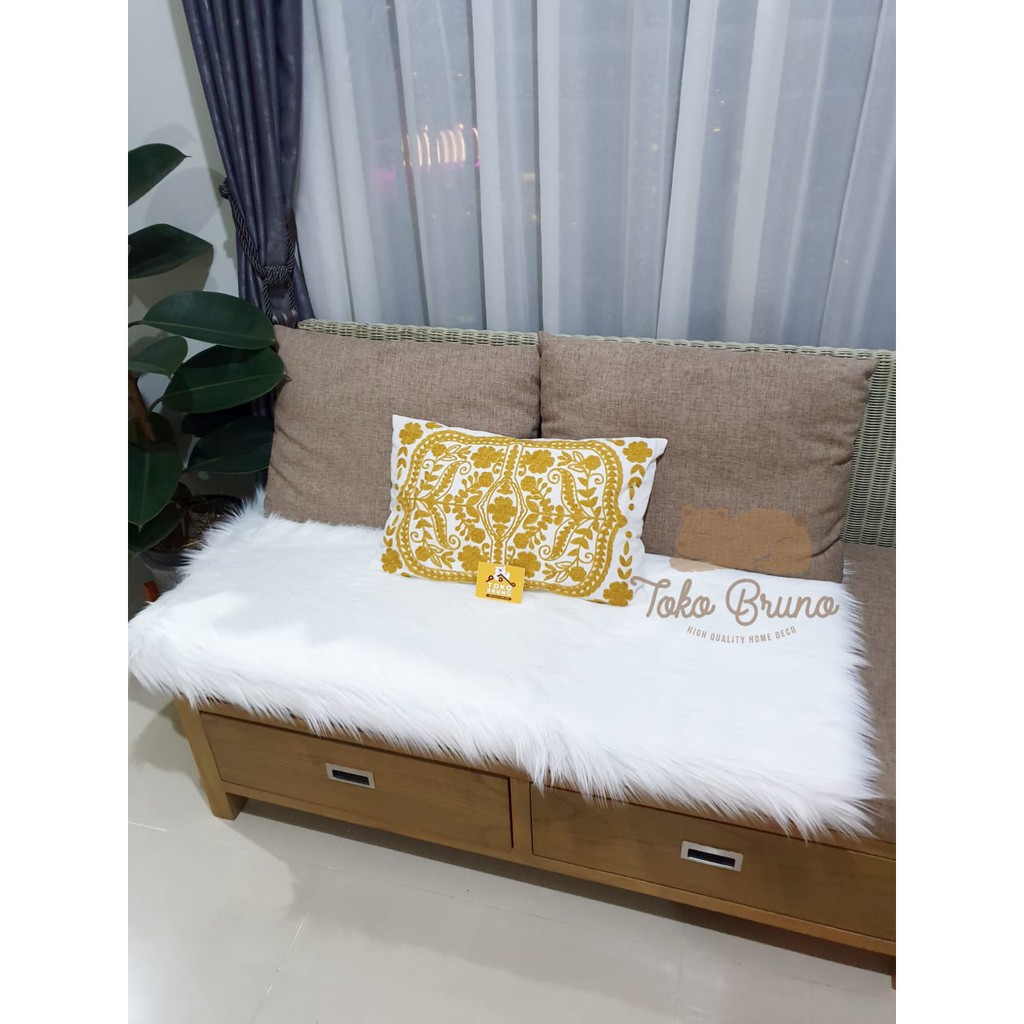Jual Karpet Bulu Putih - 100 x 65cm - Alas Bulu - Taplak Meja ...