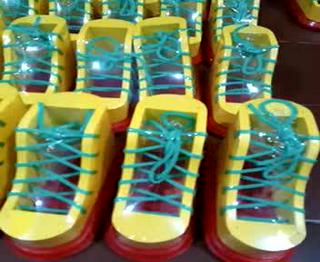 Jual Menali Sepatu Anak Mainan Miniatur Kayu Alat Peraga Edukasi PAUD ...