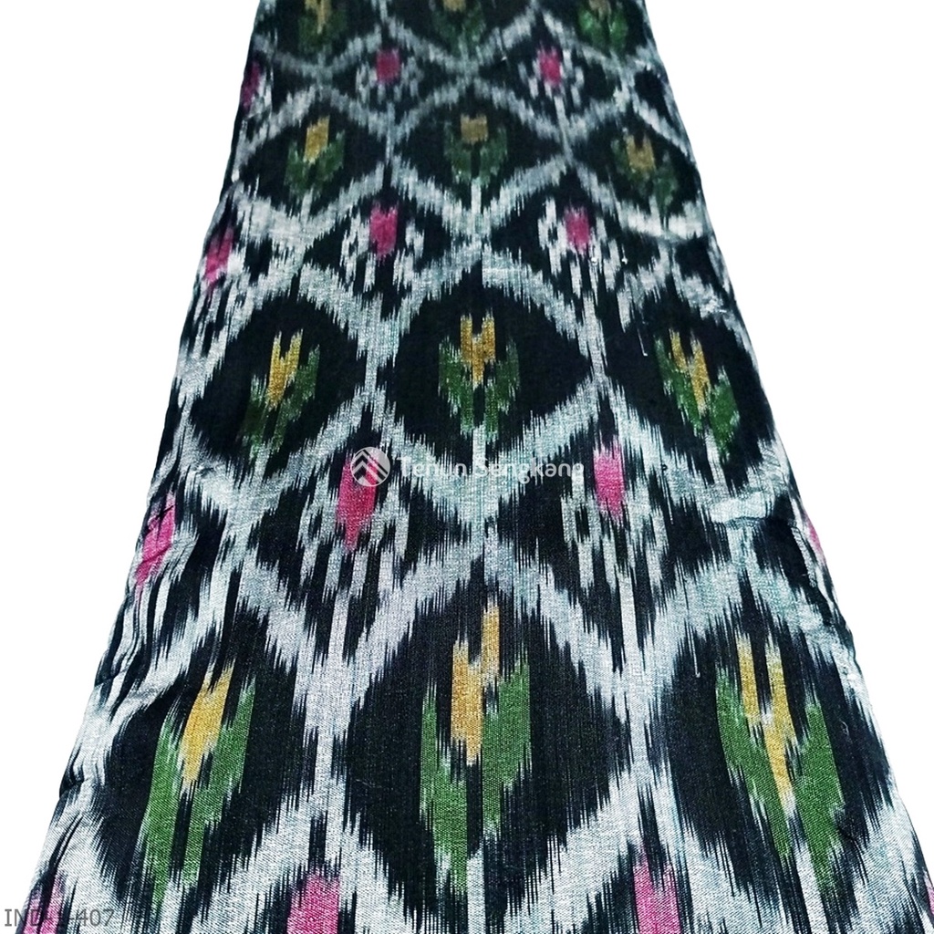 Jual Kain Tenun Ikat Sutera Bugis Makassar Hitam - Tenun Sengkang IND-1 ...