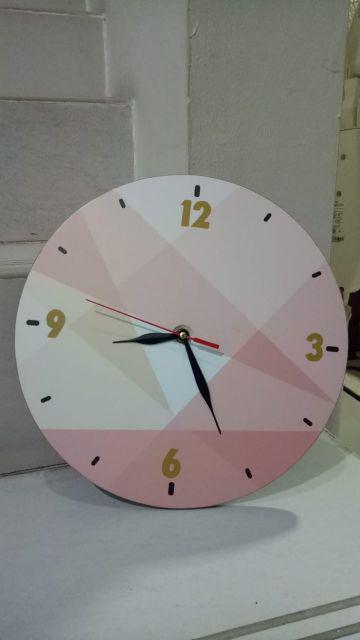 Wooden Projects Jam dinding scandinavian motif trigonal warna pink ...