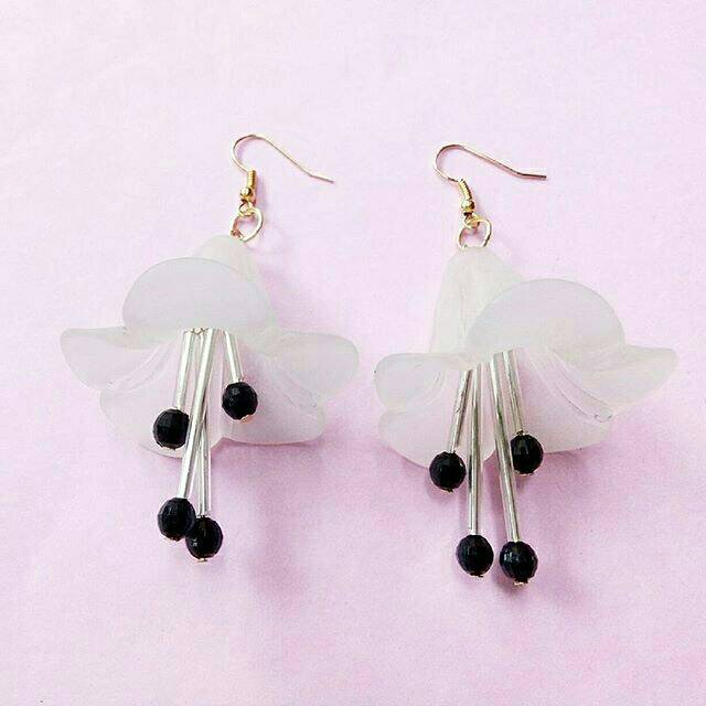 Jual Pumpita large white ( anting bunga akrilik ) | Shopee Indonesia