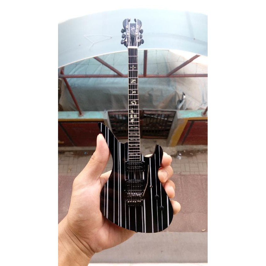 Jual Miniatur Gitar Schecter Black Synyster Gates A7X Signature ...