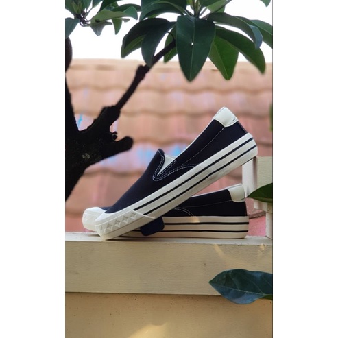 Jual Compass Retrograde Slipon Black White Original | Shopee Indonesia