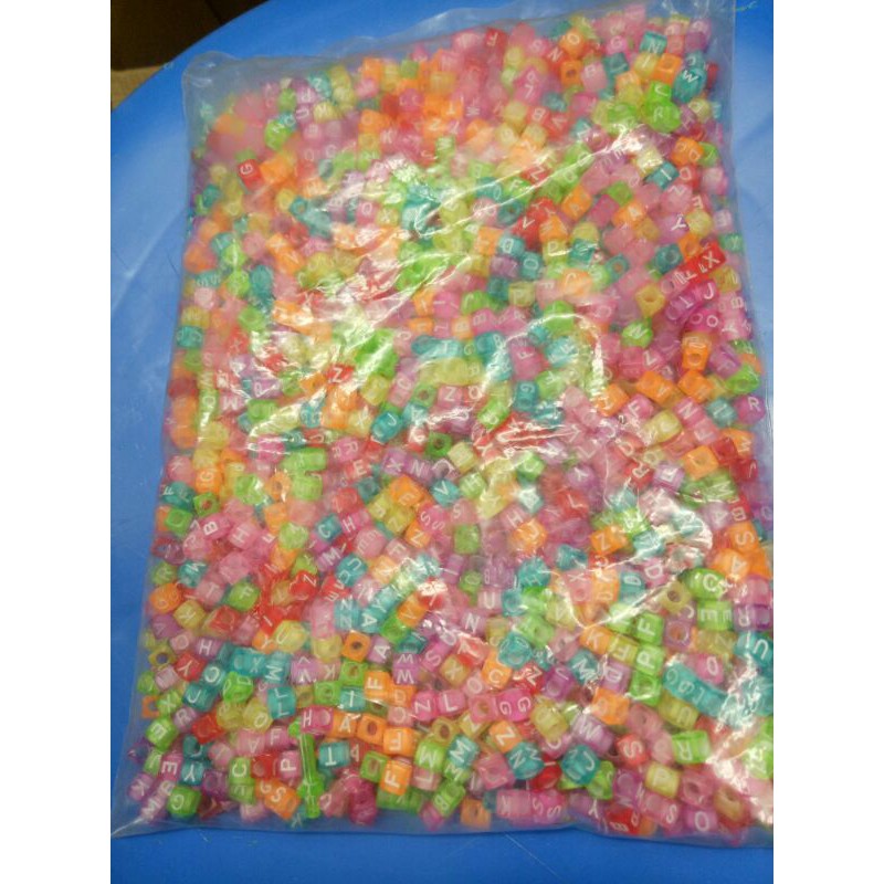 Jual Manik manik meronce huruf alfabet kotak bening pelangi 450 gram ...