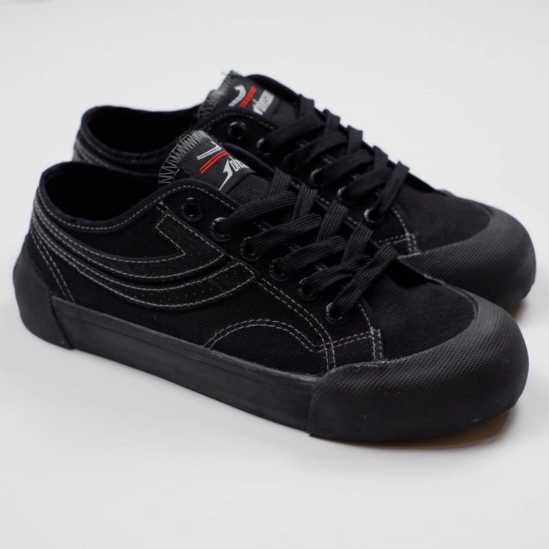 Jual Sepatu Jhonson Galaxy Pro Low Cut All black Fullblack ventela ...