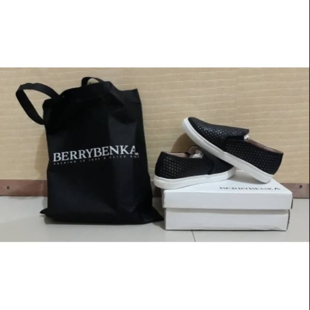 Jual Berrybenka - Yolia Decyta Laser Cutted Sneakers Black Indonesia ...
