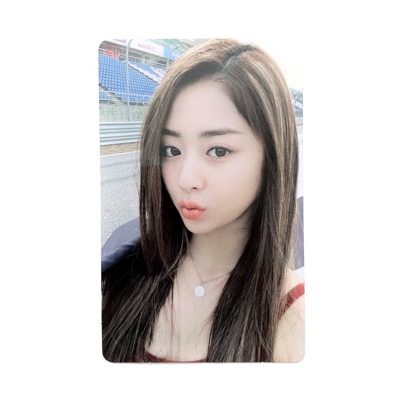 Jual Le Sserafim Yunjin - FEARLESS Official Photocard black petrol ver pc | Shopee Indonesia