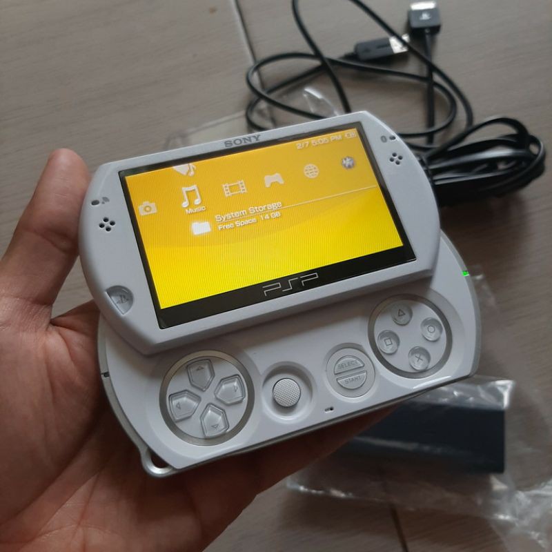 Jual Sony psp go fullgame mulus istimewah Indonesia|Shopee Indonesia