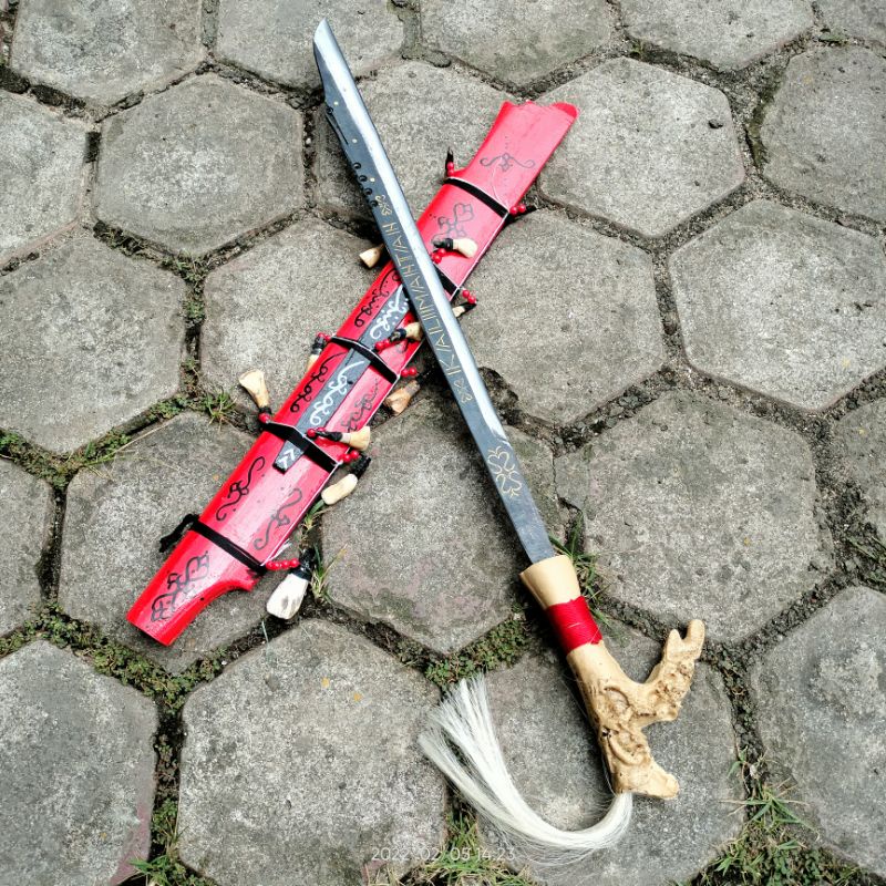 Jual mandau senjata suku dayak. mandau souvenir mandau khas dayak 65 cm ...