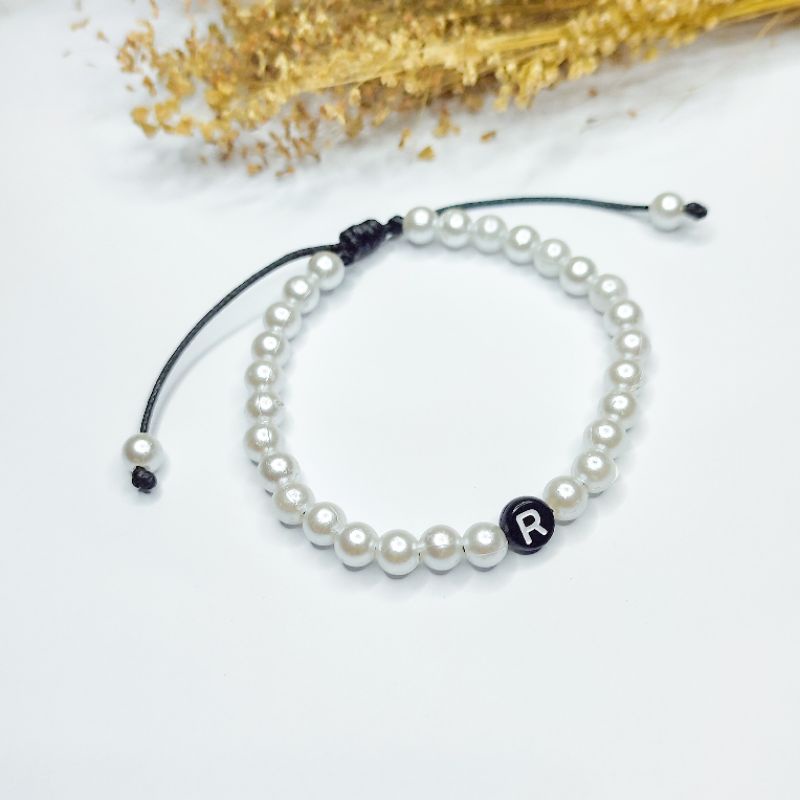 Jual Gelang Inisial Bulat Hitam Mutiara Putih Model Serut / Gelang ...