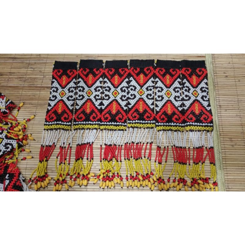 Jual 1 pasang gelang tangan dayak manik rumbai | Shopee Indonesia