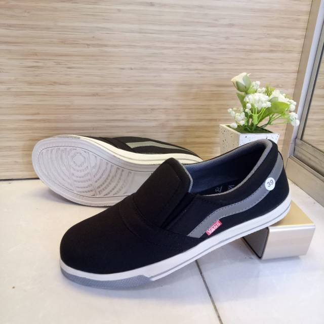 Jual Sepatu Slop Premium Murah | Shopee Indonesia