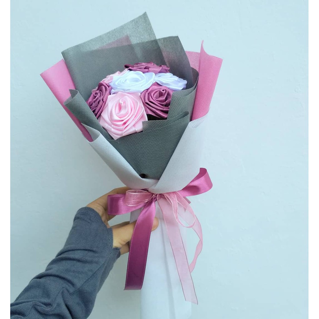 Isi 7 bunga - SATIN ROSE BOUQUET / buket mawar satin | Shopee Indonesia