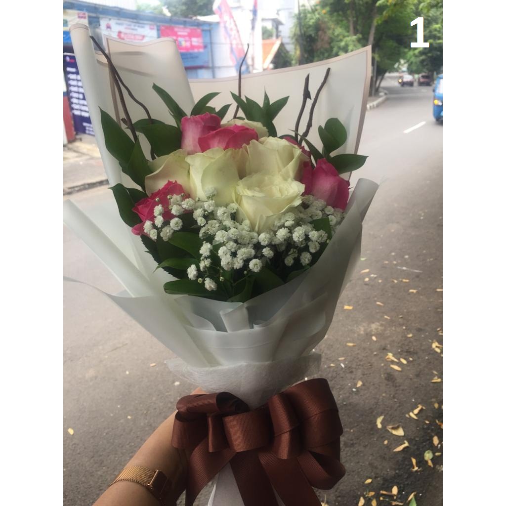 Jual HAND BOUQUET BUNGA SEGAR MAWAR MINIMALIS (BISA CUSTOM) | Shopee ...