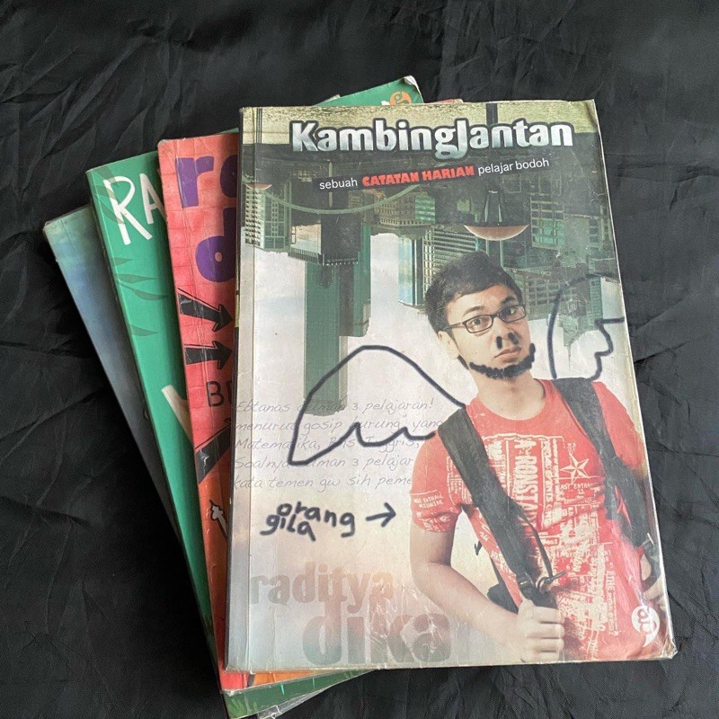 Jual Buku Raditya Dika (preloved) - Kambing Jantan, Cinta Brontosaurus ...