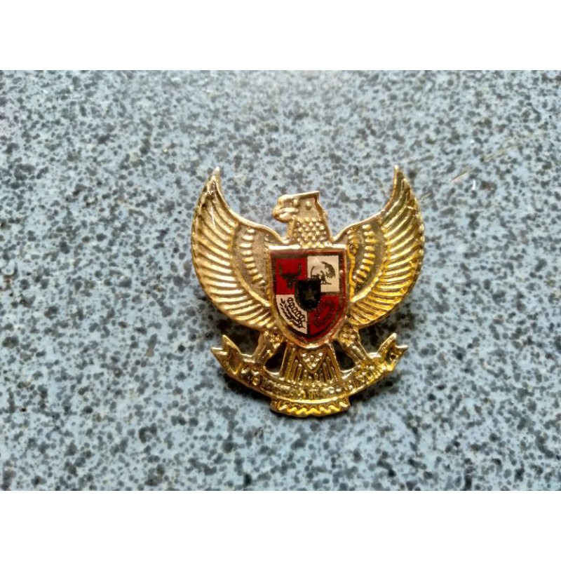 Jual Pin Garuda/pin peci/pin jas almamater ukuran 3cm Indonesia|Shopee ...